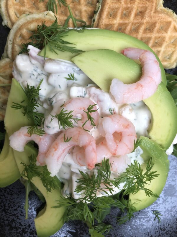 Forret med varmrøget laks, rejer og avocado - Mad og fritid