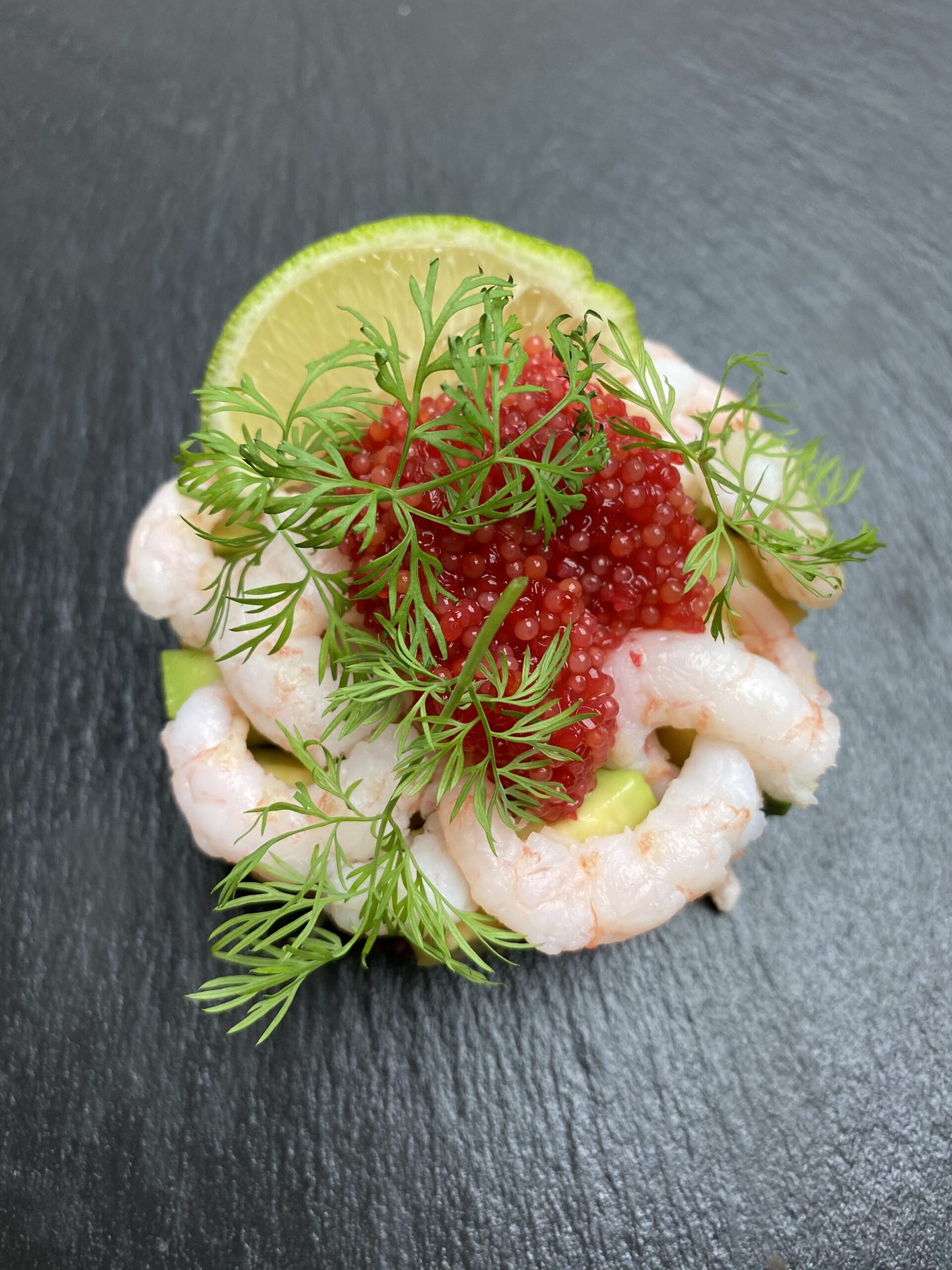 Forret med varmrøget laks, rejer og avocado - Mad og fritid