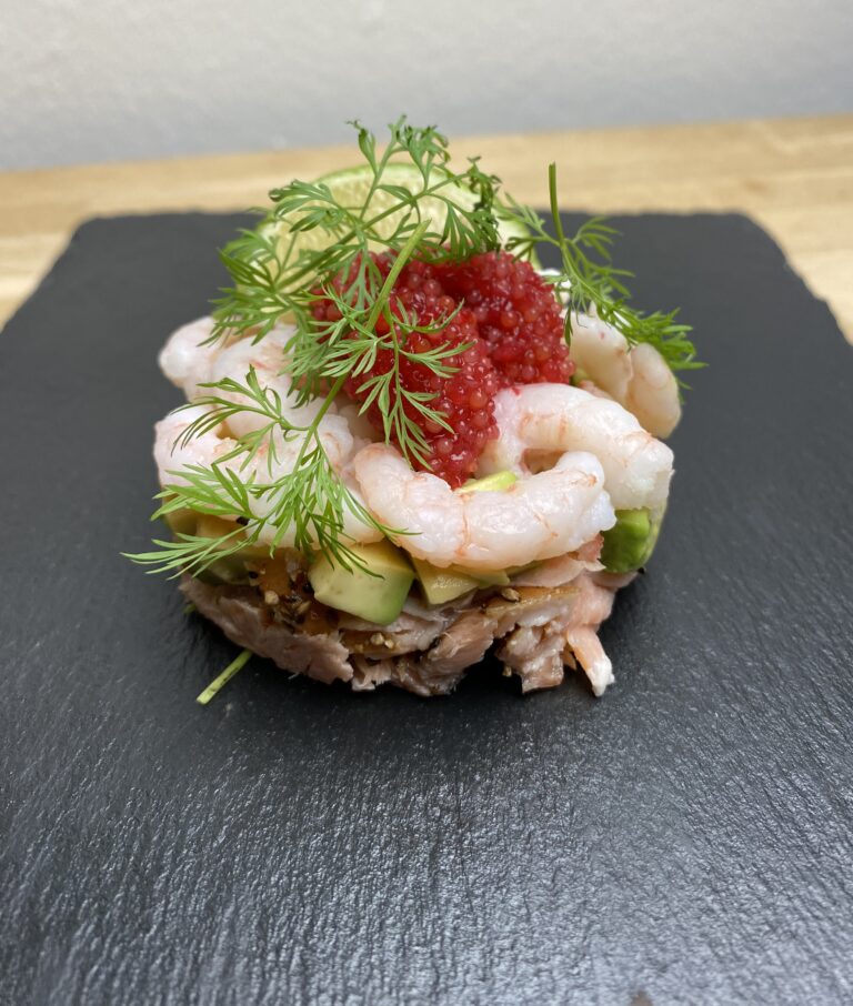 Forret med varmrøget laks, rejer og avocado - Mad og fritid